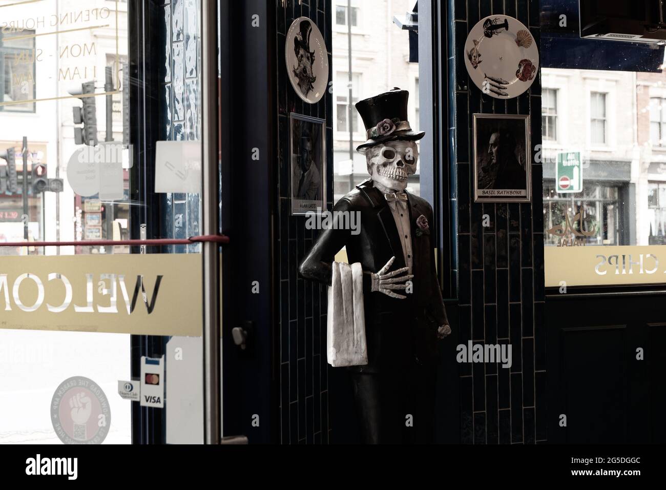 Mannequin waiter hi-res stock photography and images - Alamy