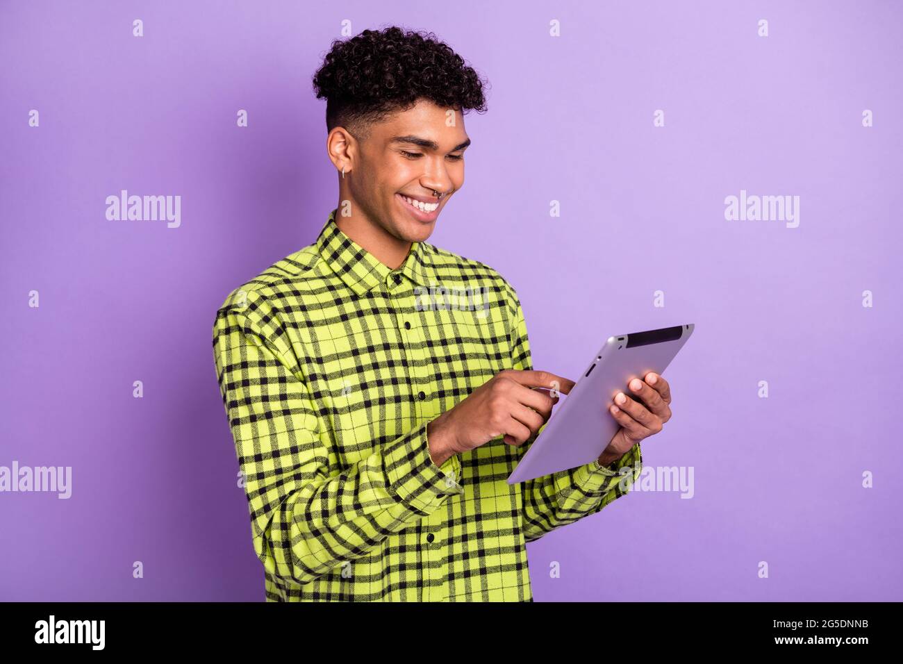 Photo of charming positive afro american man look read tablet good mood ...