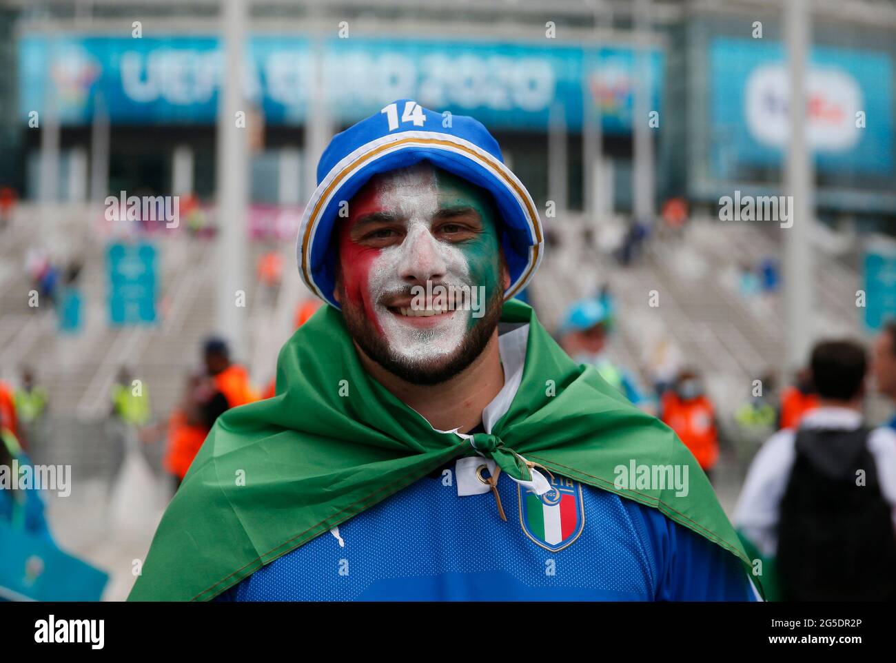 Italian fan hi-res stock photography and images - Alamy