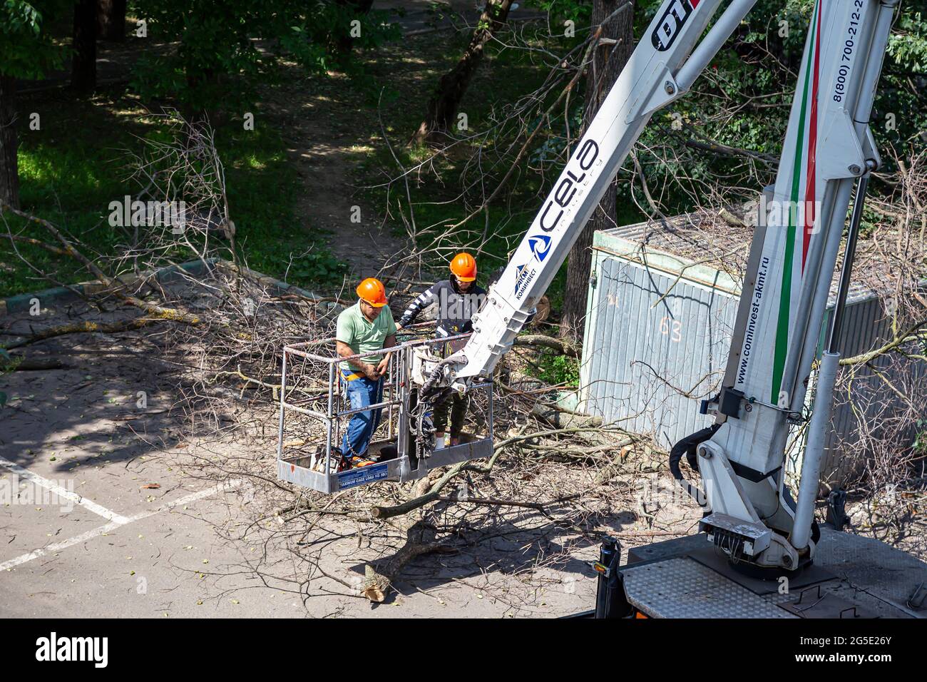 A car with a hydraulic lift plant in the courtyard of a residential ...