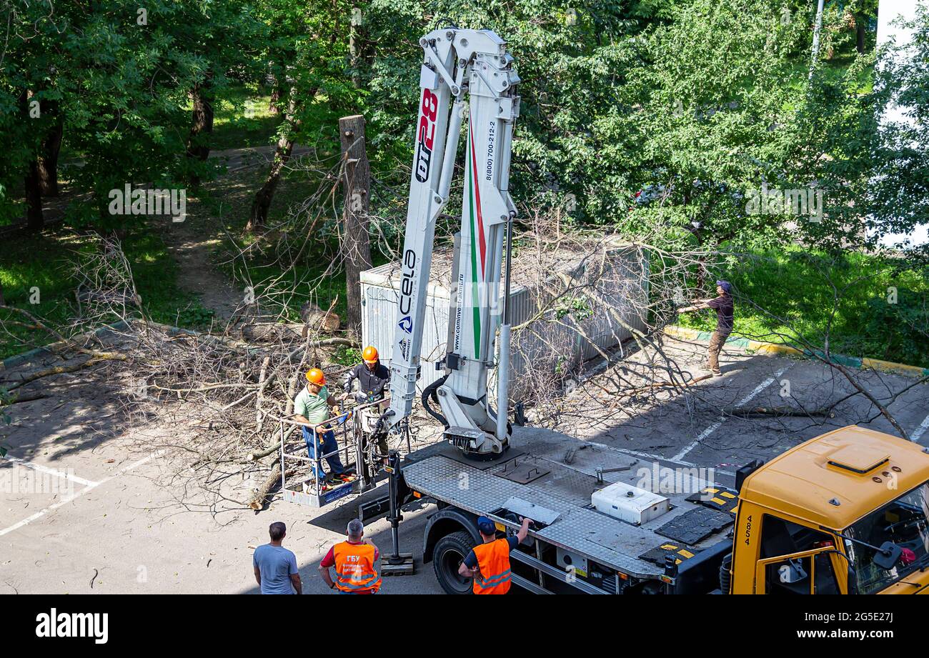 A car with a hydraulic lift plant in the courtyard of a residential ...