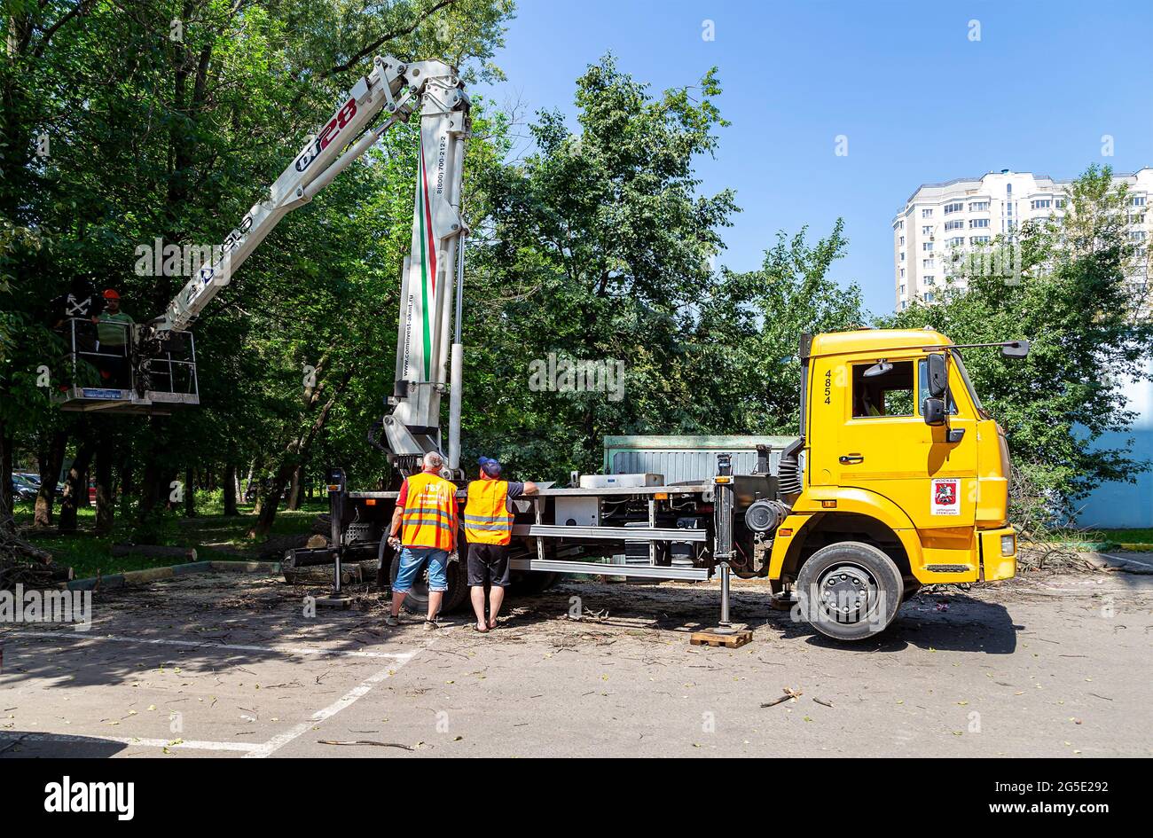 A car with a hydraulic lift plant in the courtyard of a residential ...