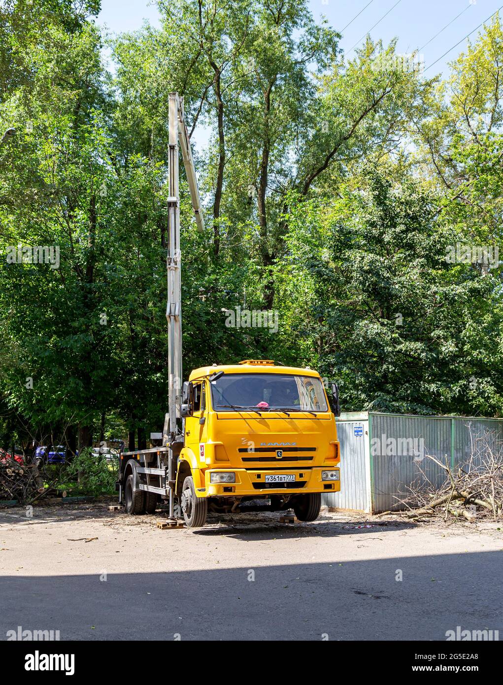 A car with a hydraulic lift plant in the courtyard of a residential ...