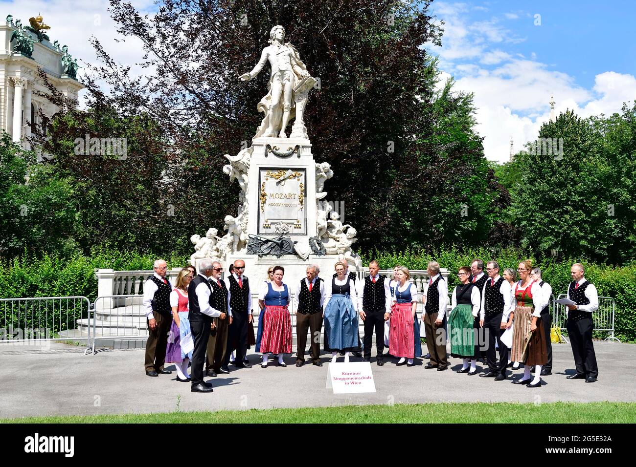 Community singing hi-res stock photography and images - Alamy