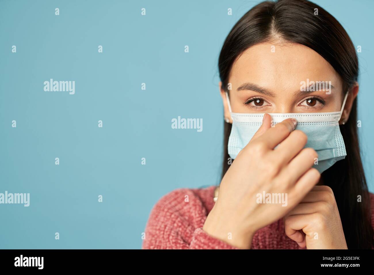 Young woman posing and correcting anti virus face mask Stock Photo - Alamy