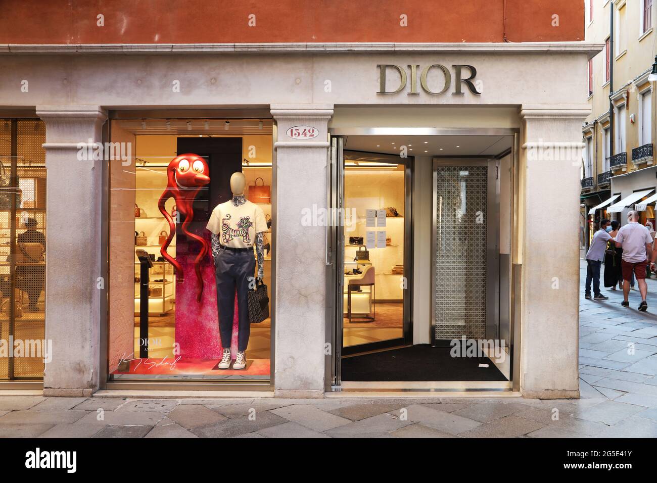 Dior window in Venice, Italy Stock Photo - Alamy