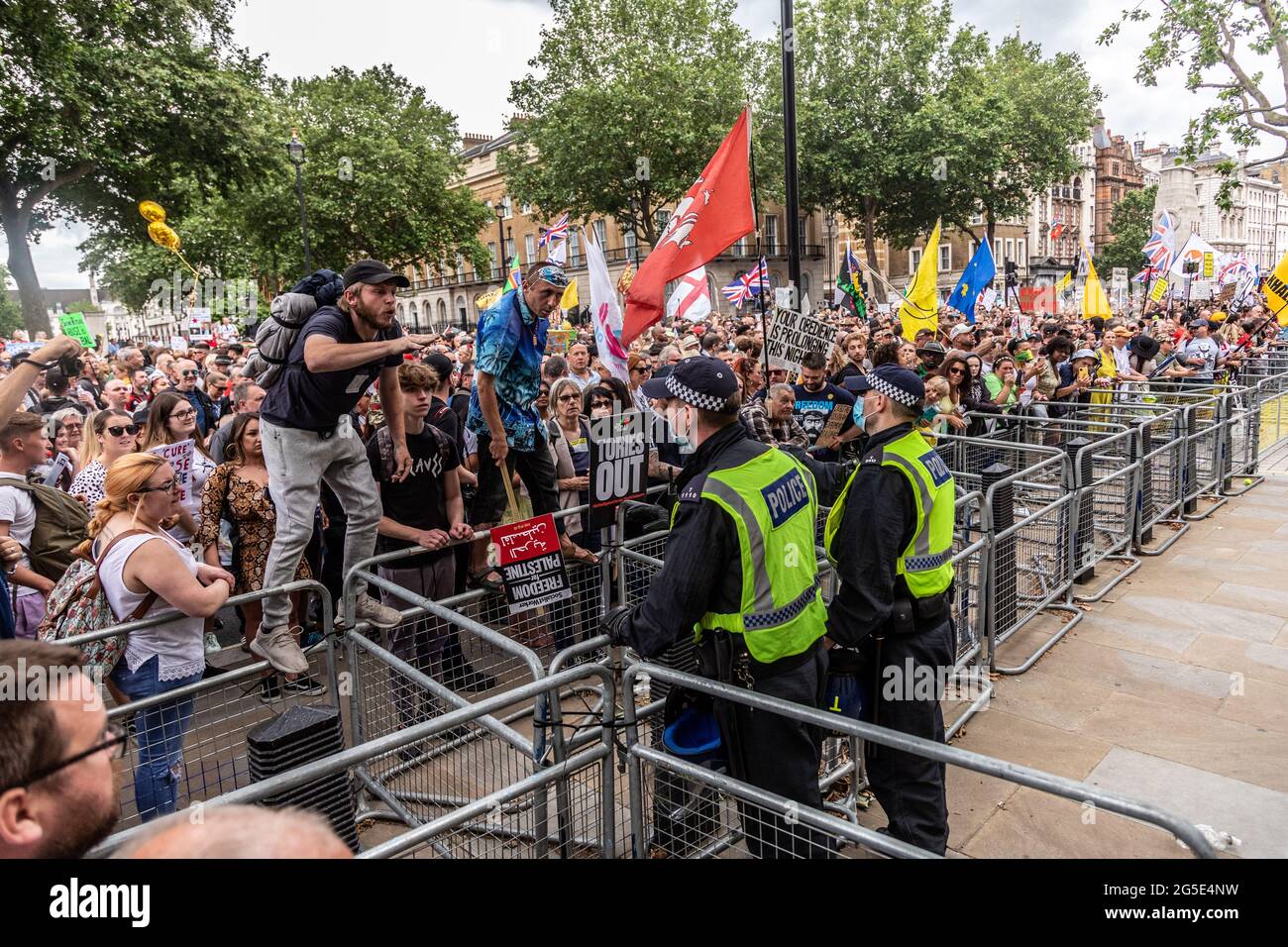 Climbing downing street gates hi-res stock photography and images - Alamy