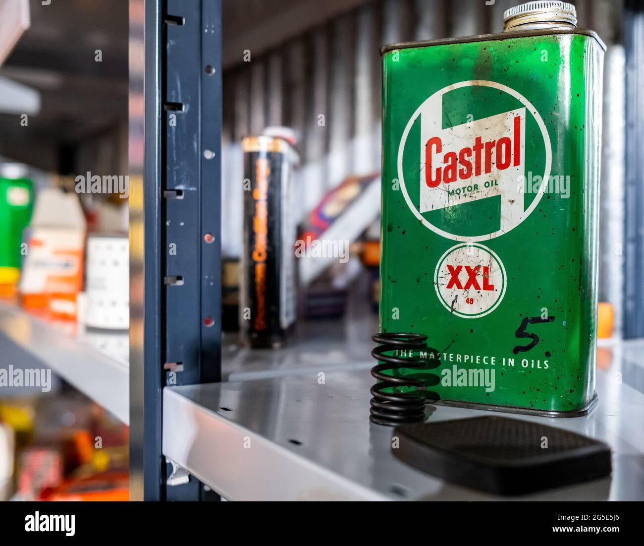 Castrol service hi-res stock photography and images - Alamy