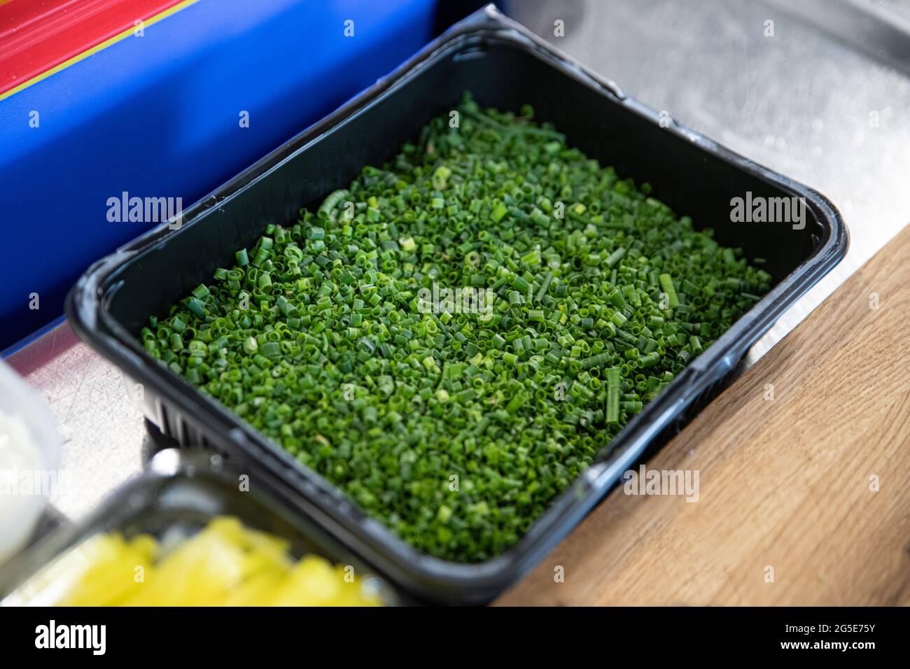 Cut fresh green chive in a box Stock Photo - Alamy