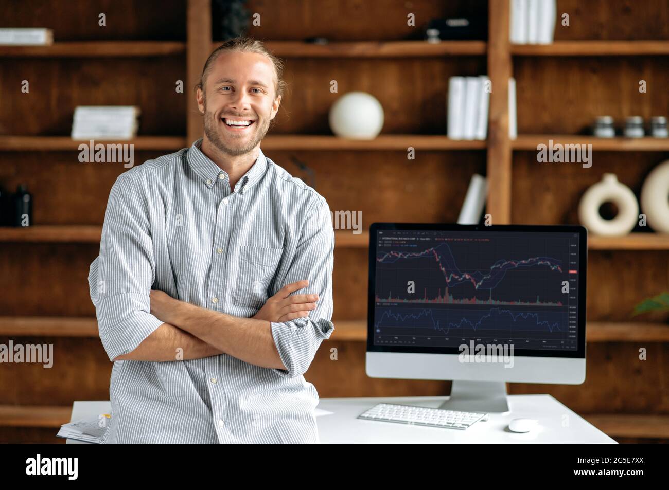 Stock market screen computer hi-res stock photography and images - Alamy