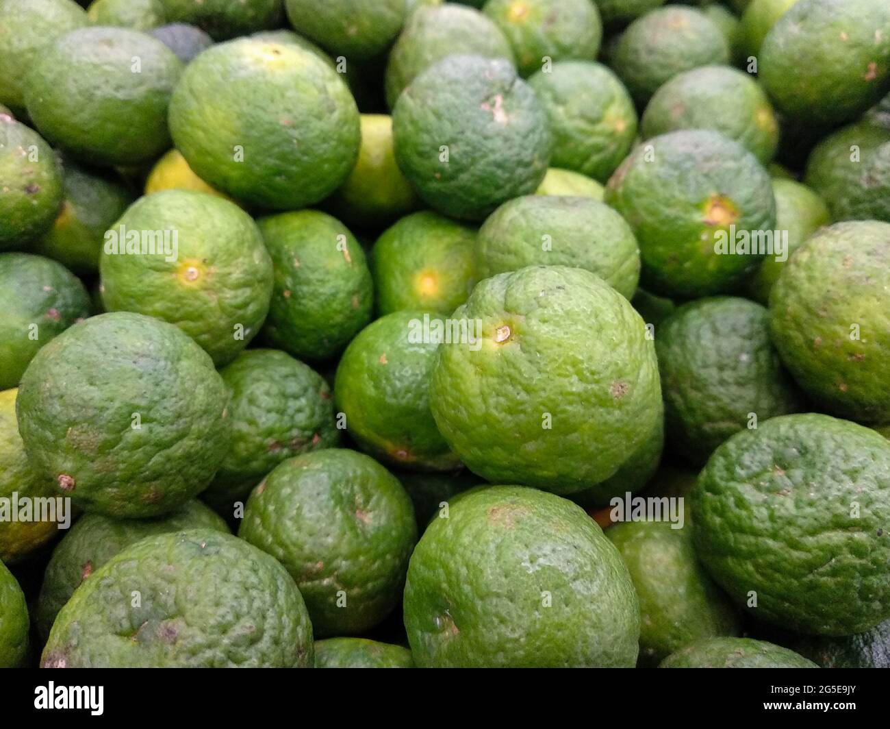 Pile of ripe wrinkly lemons background Stock Photo - Alamy
