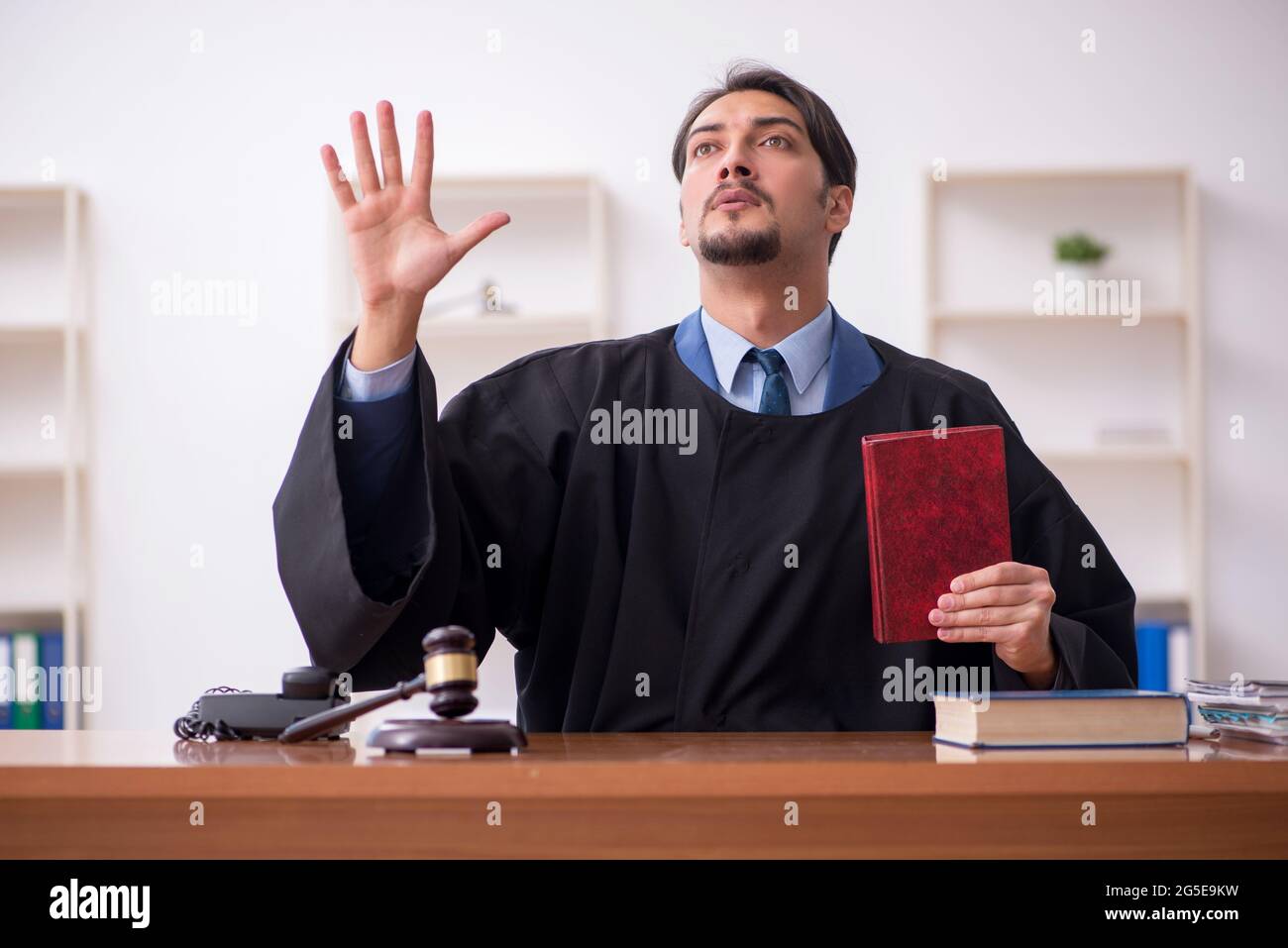 Man swearing an oath in court hi-res stock photography and images - Alamy