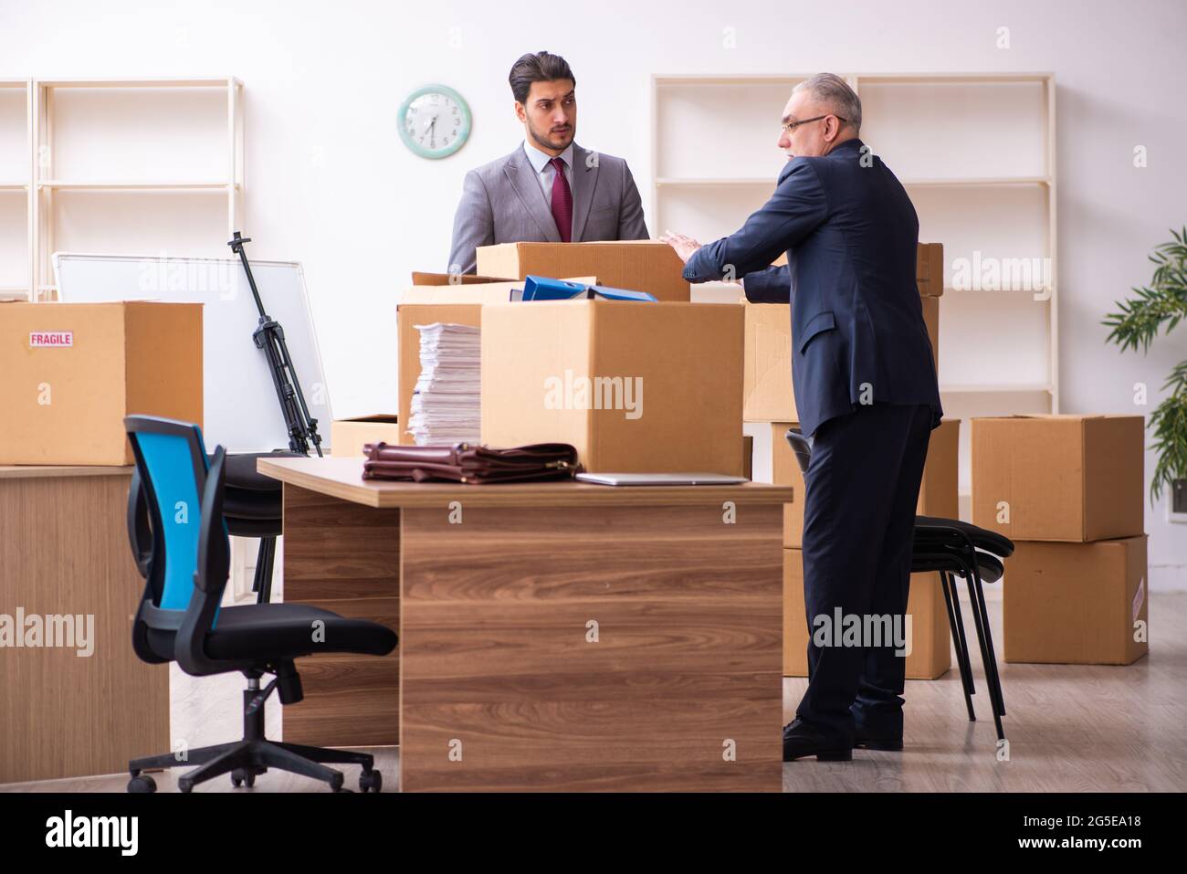 Two employees in relocation concept Stock Photo - Alamy