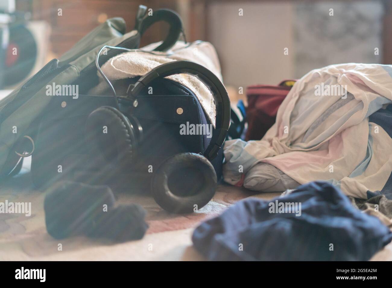Suitcase packing mess hi-res stock photography and images - Alamy