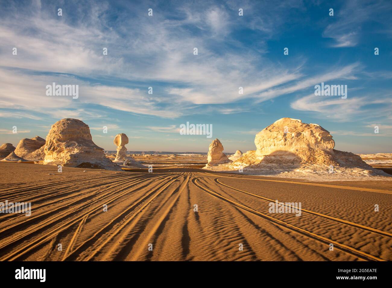 White desert national park egypt hi-res stock photography and images ...