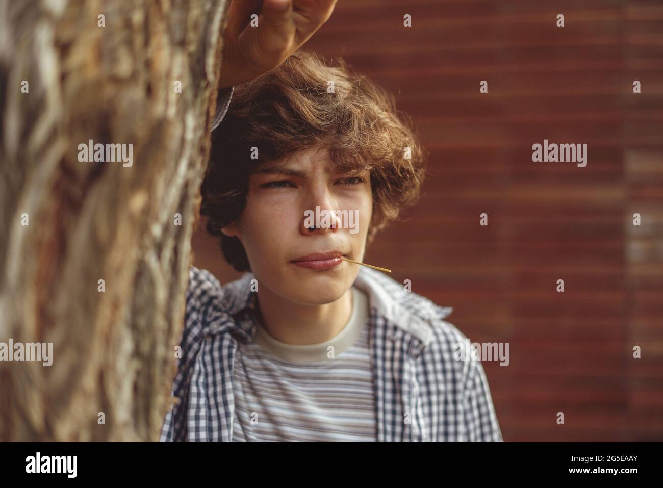 Head lean forward hi-res stock photography and images - Alamy