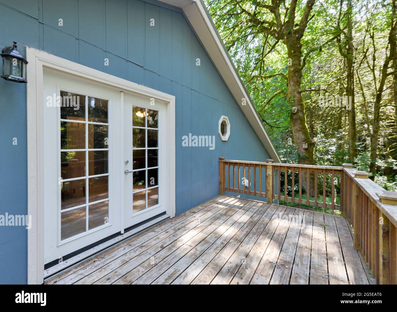 Modern residential patio exterior Stock Photo - Alamy