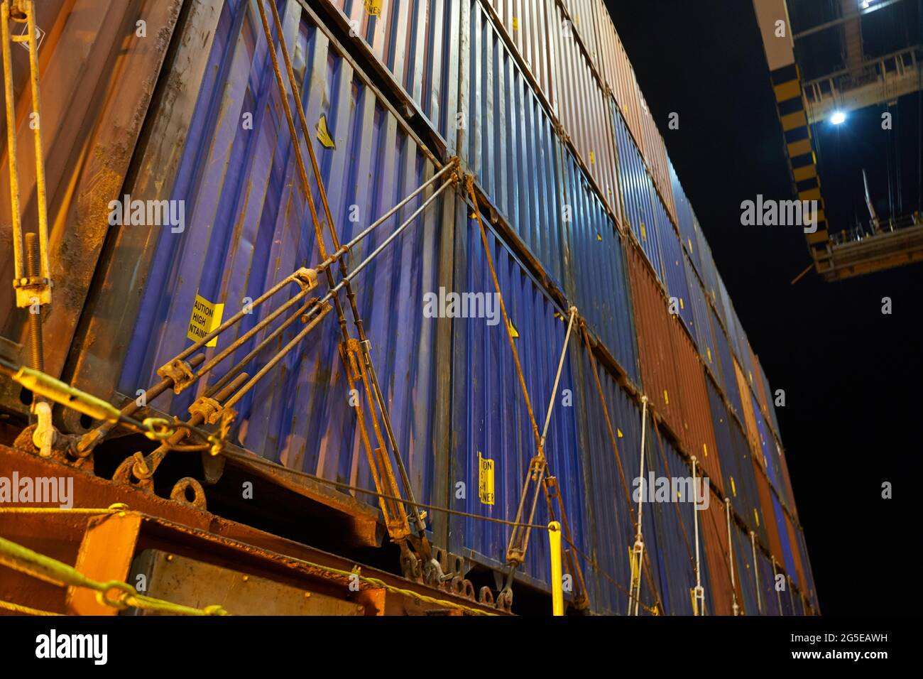 Loading shipping containers ship hi-res stock photography and images ...
