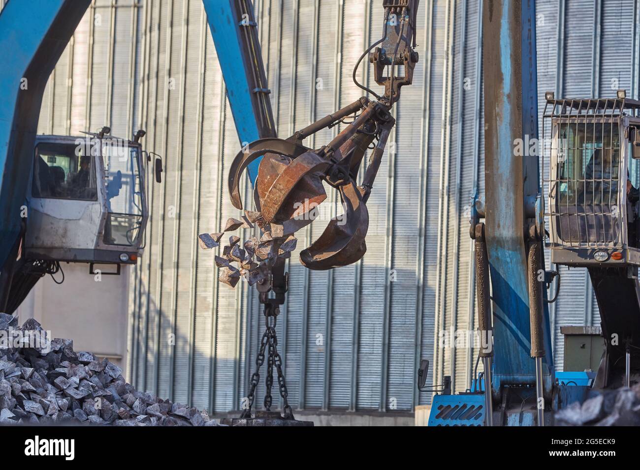 Cargo handling terminal hi-res stock photography and images - Alamy