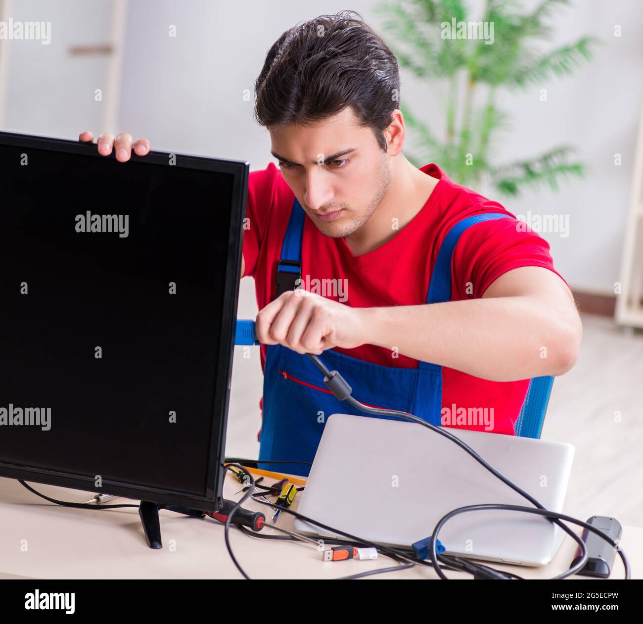 The professional repair engineer repairing broken tv Stock Photo - Alamy