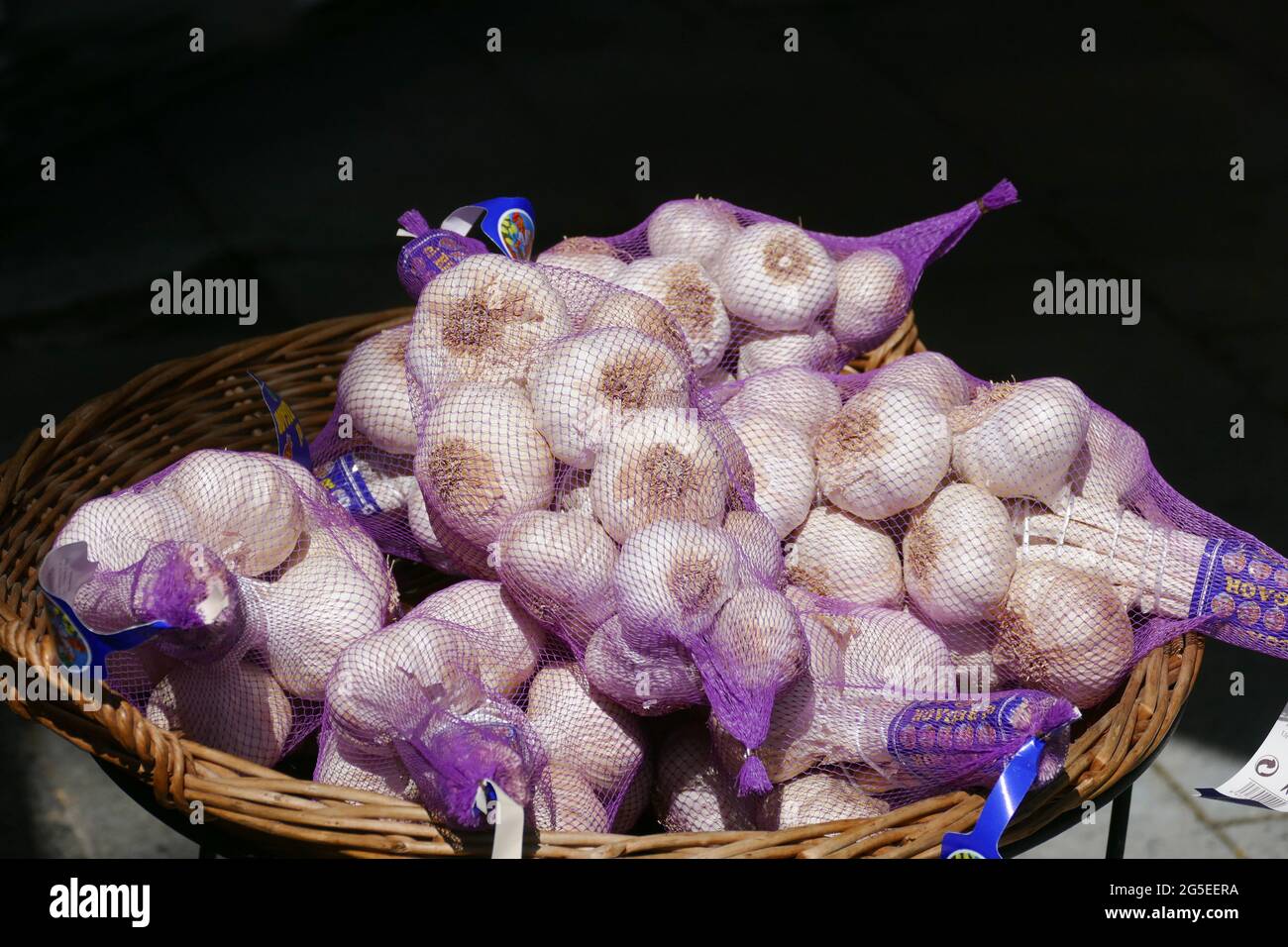 Garlic in net hi-res stock photography and images - Alamy