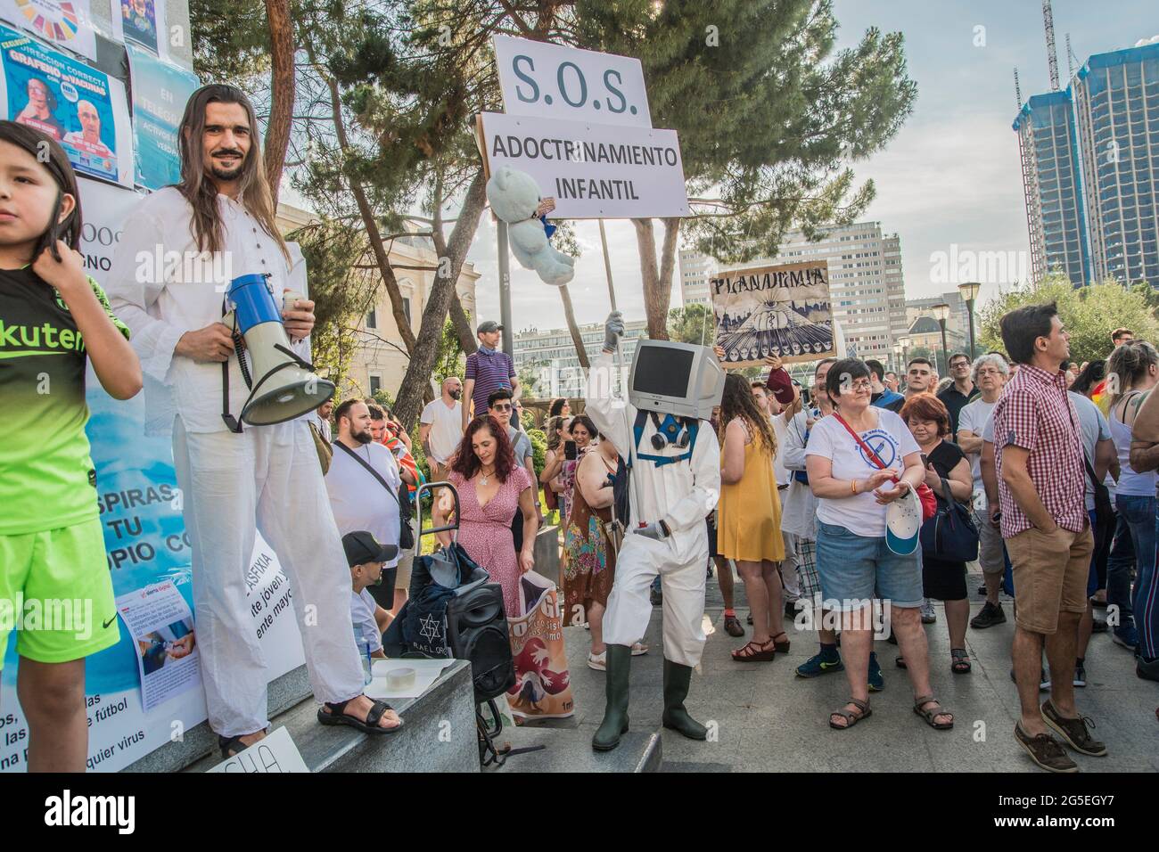 Denialist group concentrates in Plaza de Colón on the first day of use ...