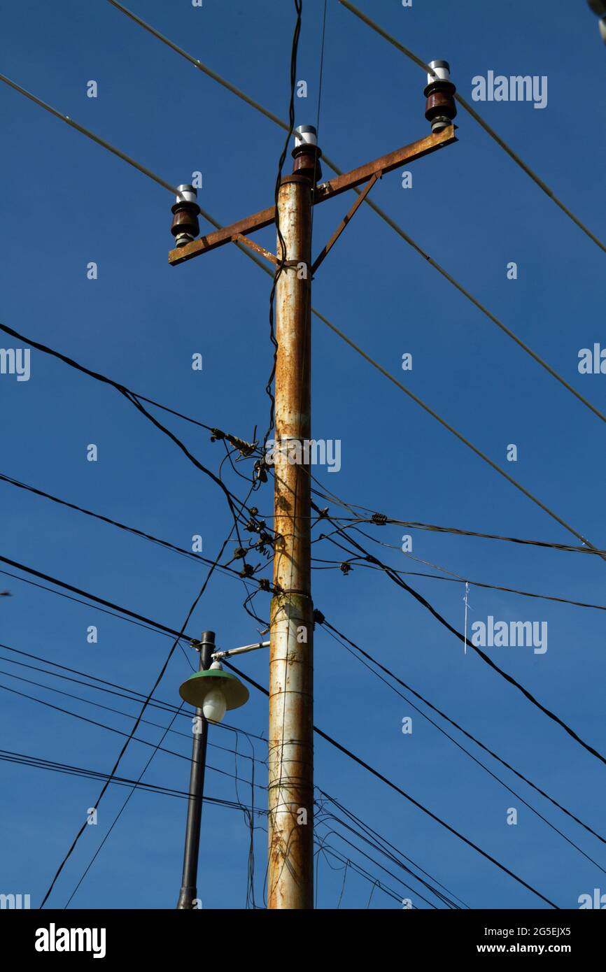 both electrical and optical cable crossed each other, Crowded cables on ...