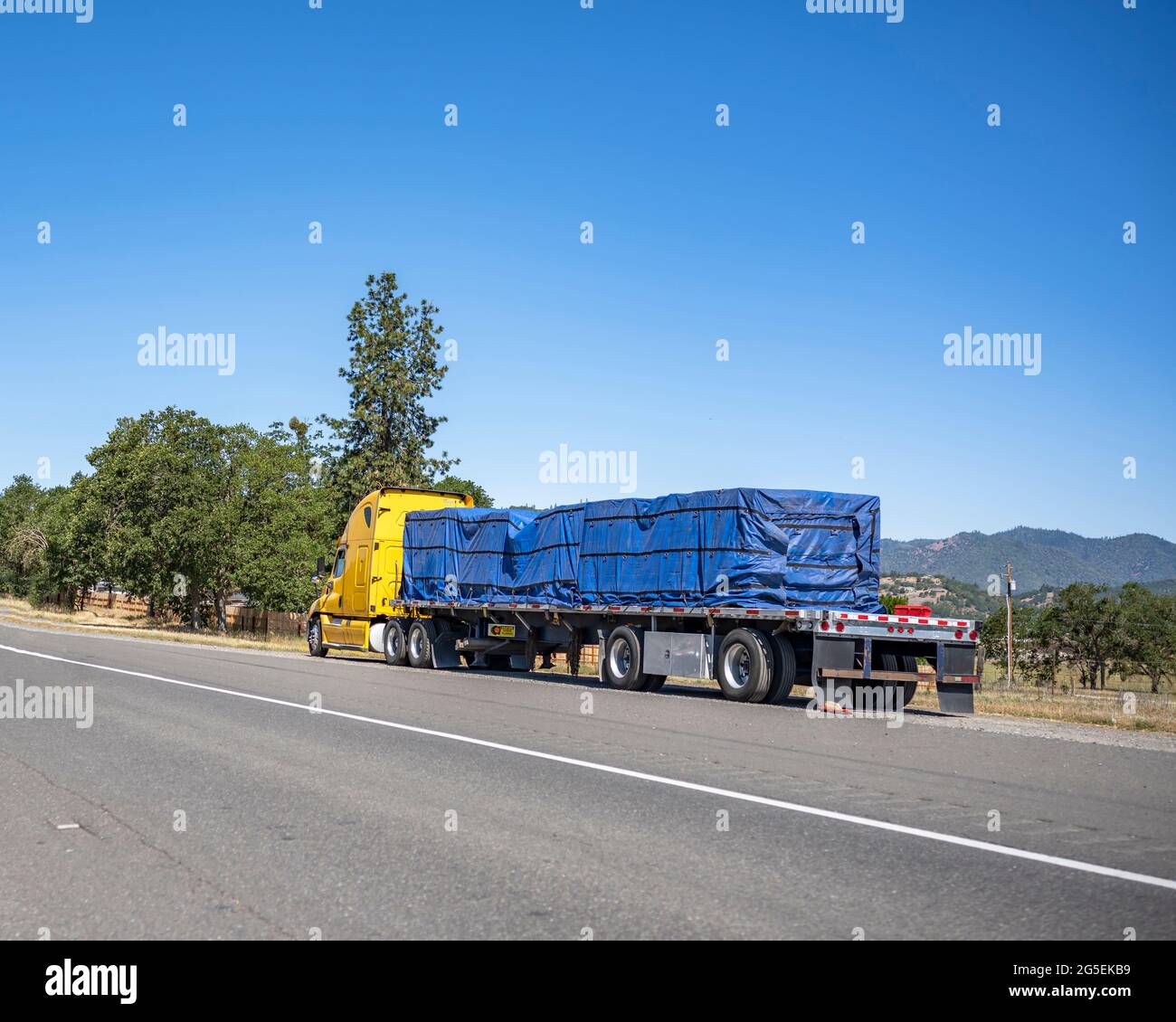 Semi truck broken down hi-res stock photography and images - Alamy