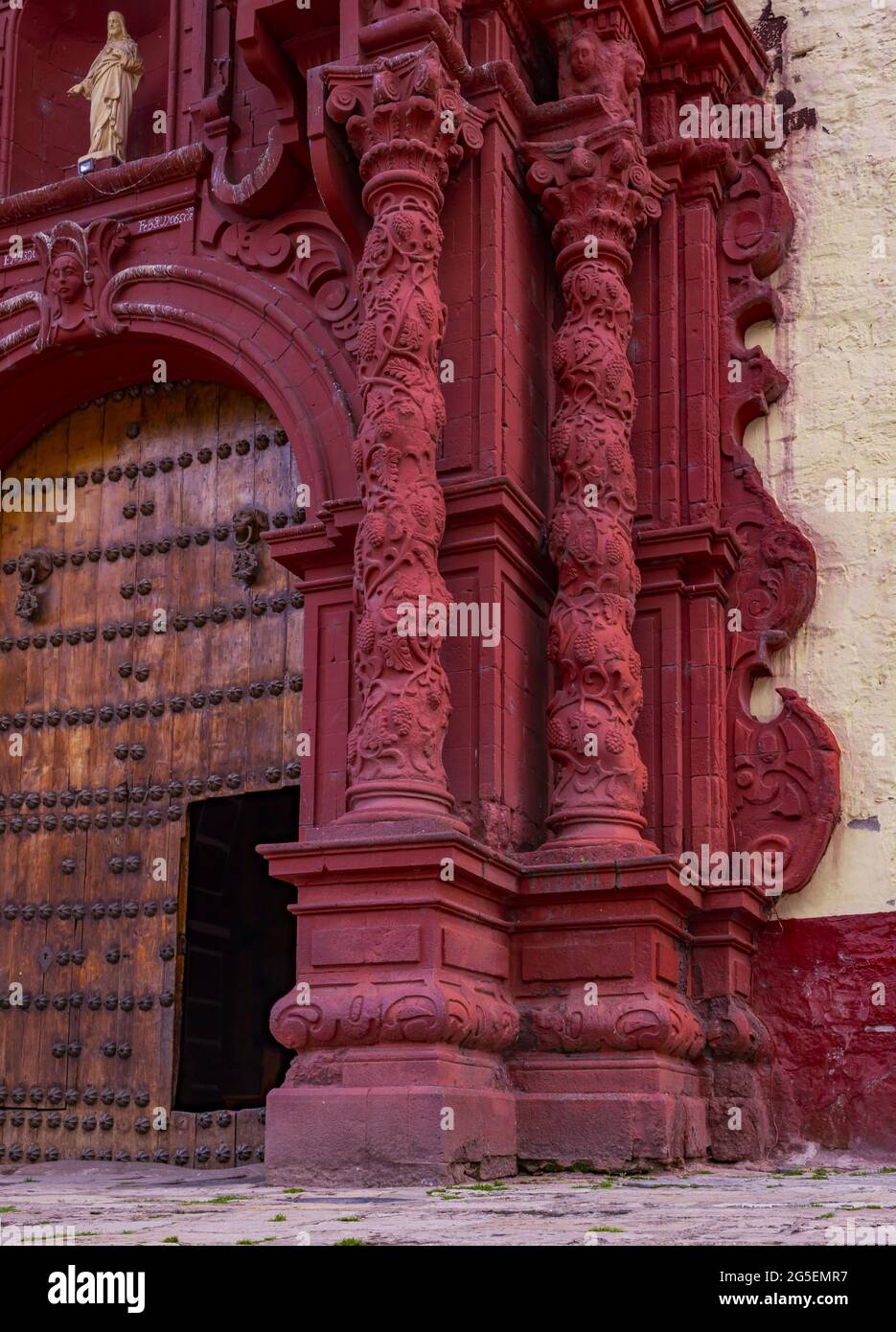 Solomonic columns hi-res stock photography and images - Alamy