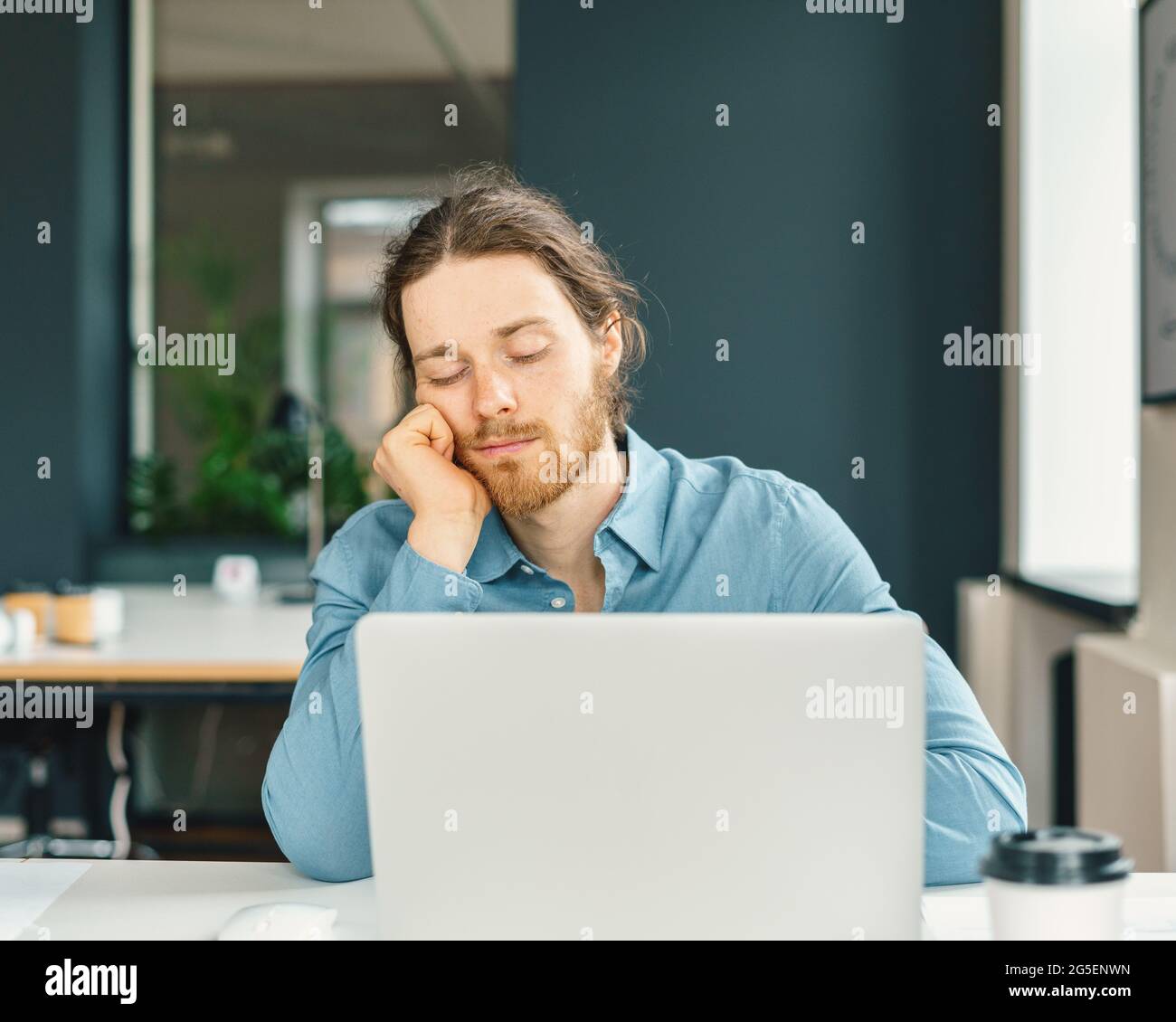 Tired male office worker falling asleep at work Stock Photo - Alamy
