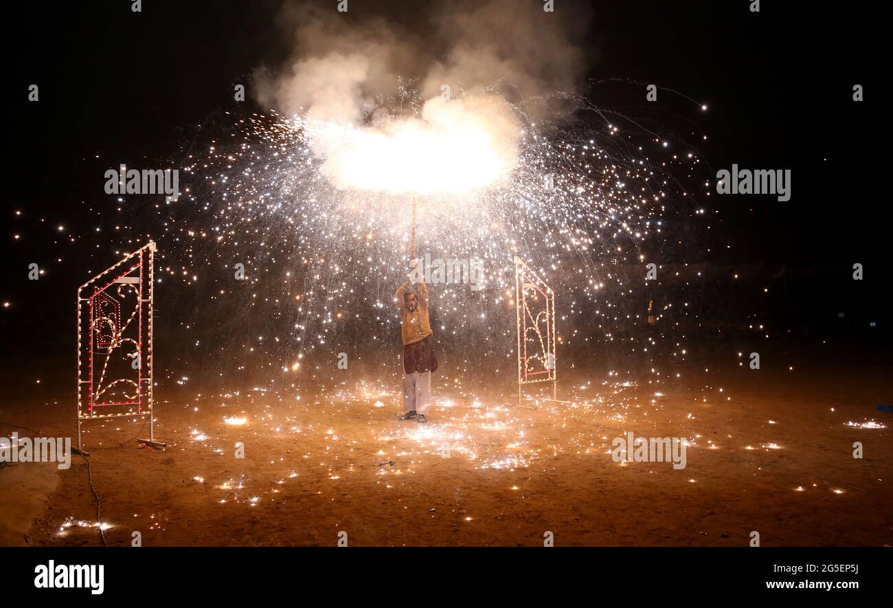 Flower pot cracker hi-res stock photography and images - Alamy