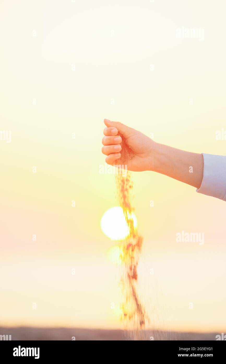 Sand falling from hand hi-res stock photography and images - Alamy