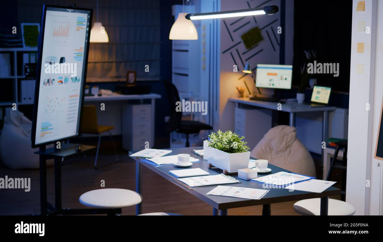 Empty office desks night hi-res stock photography and images - Alamy