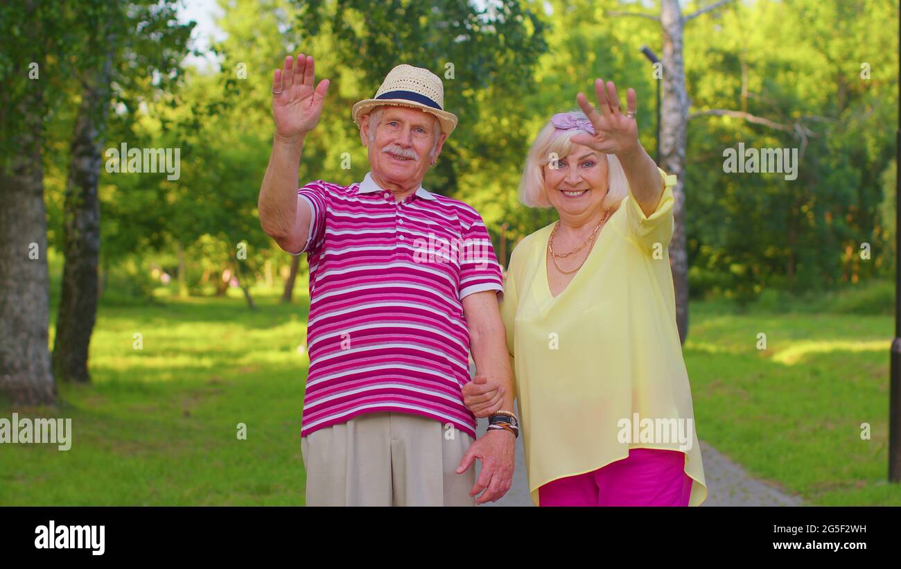 Senior couple waving goodbye hi-res stock photography and images - Alamy