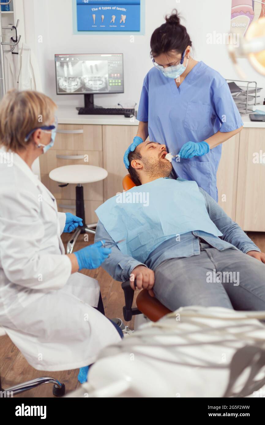 Sick man procedure mask hi-res stock photography and images - Alamy