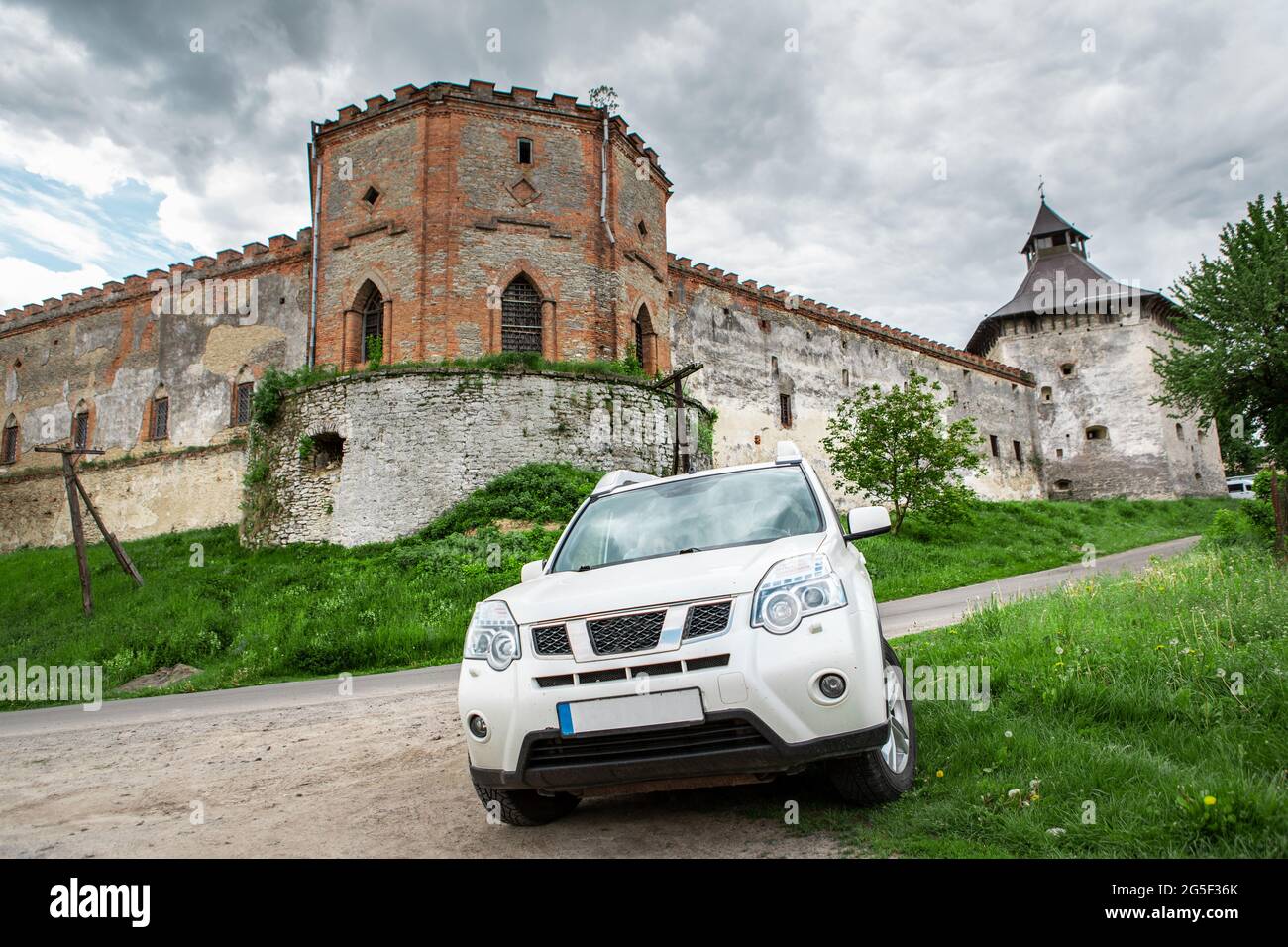car travel concept suv in front of old castle Stock Photo - Alamy
