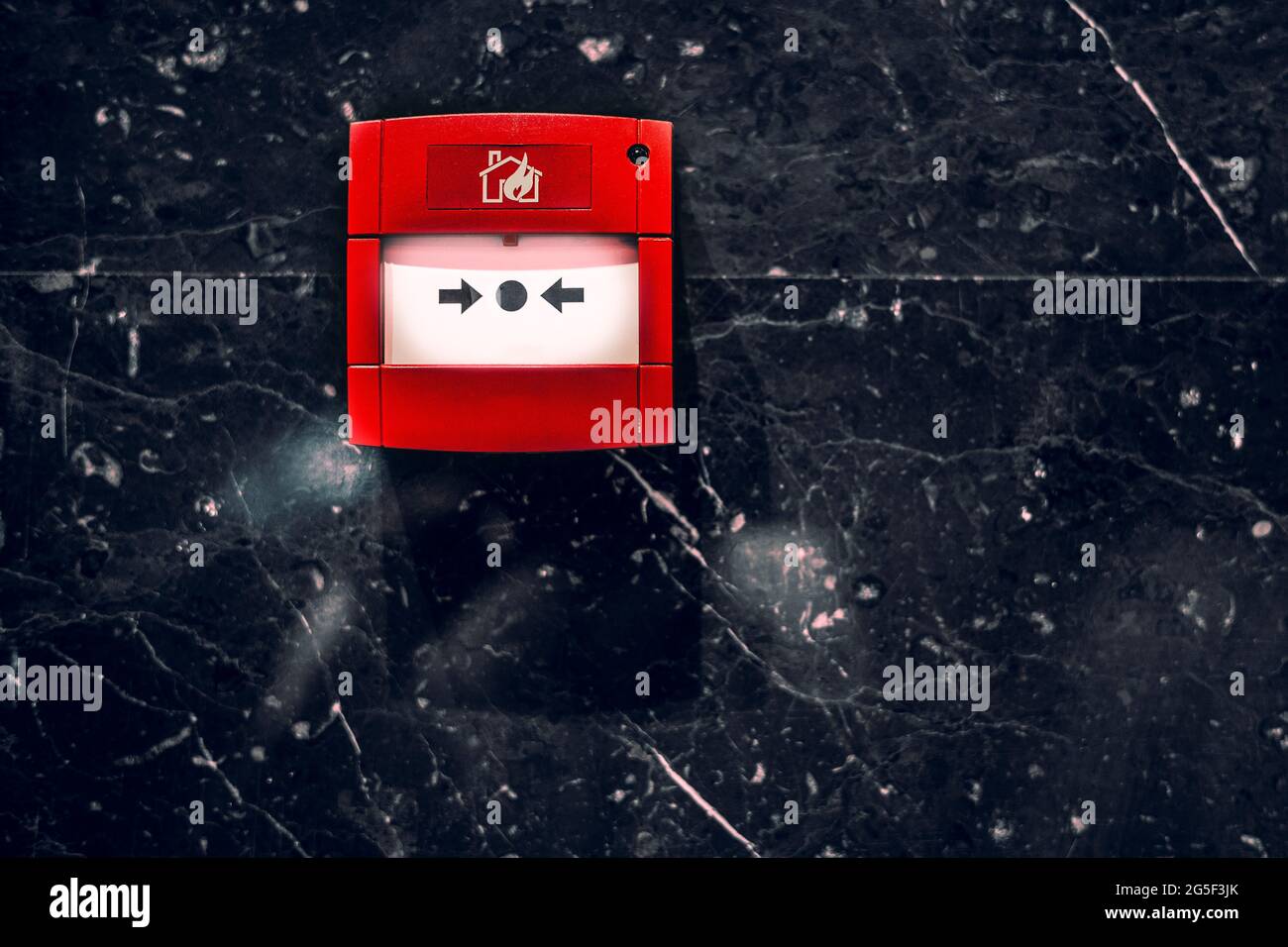 Wall mounted red fire alarm hi-res stock photography and images - Alamy