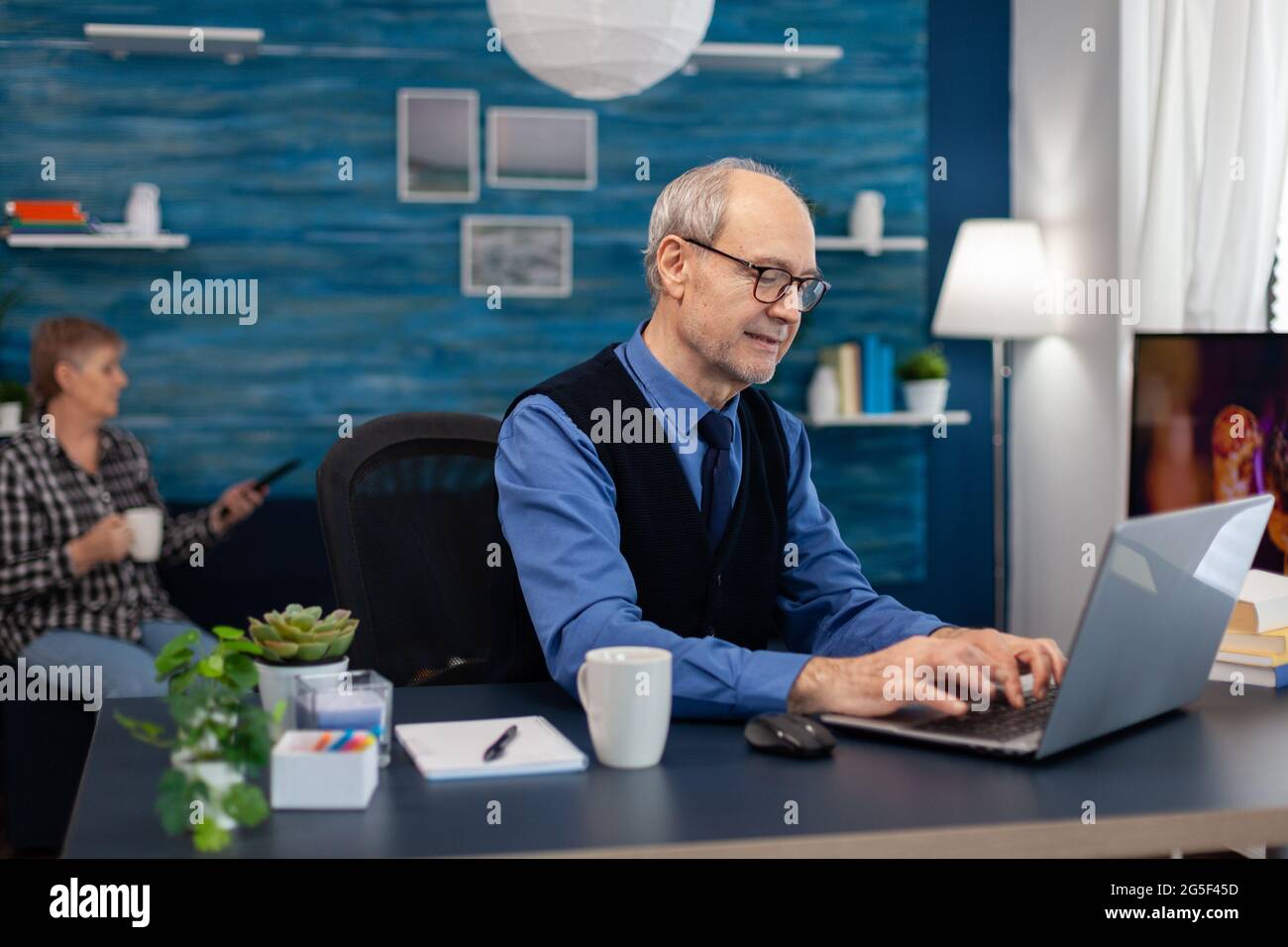 Working pensioner office hi-res stock photography and images - Alamy