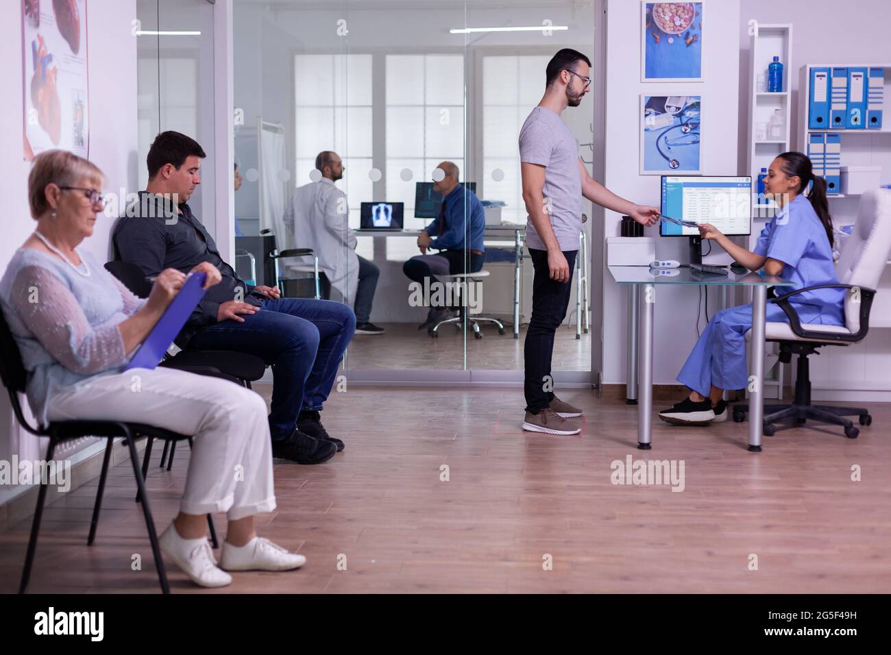 Crowded waiting room hospital hi-res stock photography and images - Alamy