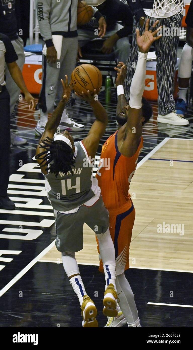 Los Angeles Clippers guard Terance Mann (14) scores on Phoenix Suns ...