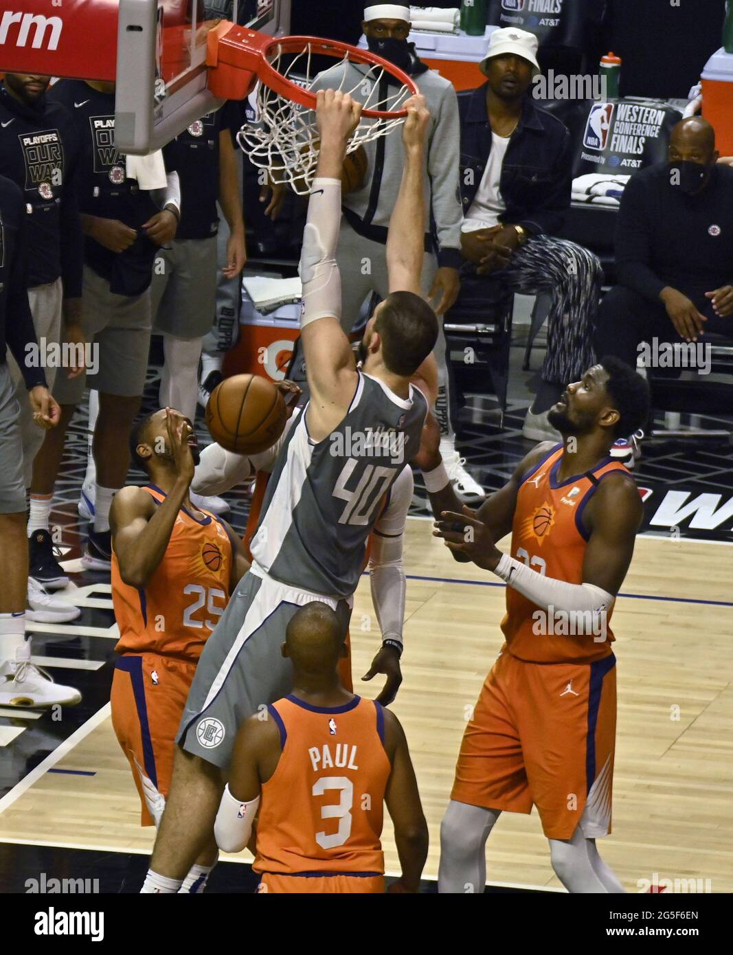 Los Angeles Clippers center Ivica Zubac (40) dunks on Phoenix Suns ...
