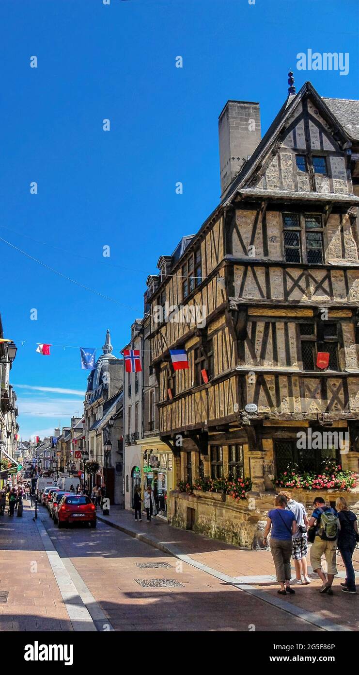 Bayeux fue famosa por ser la primera ciudad liberada por los Aliados ...