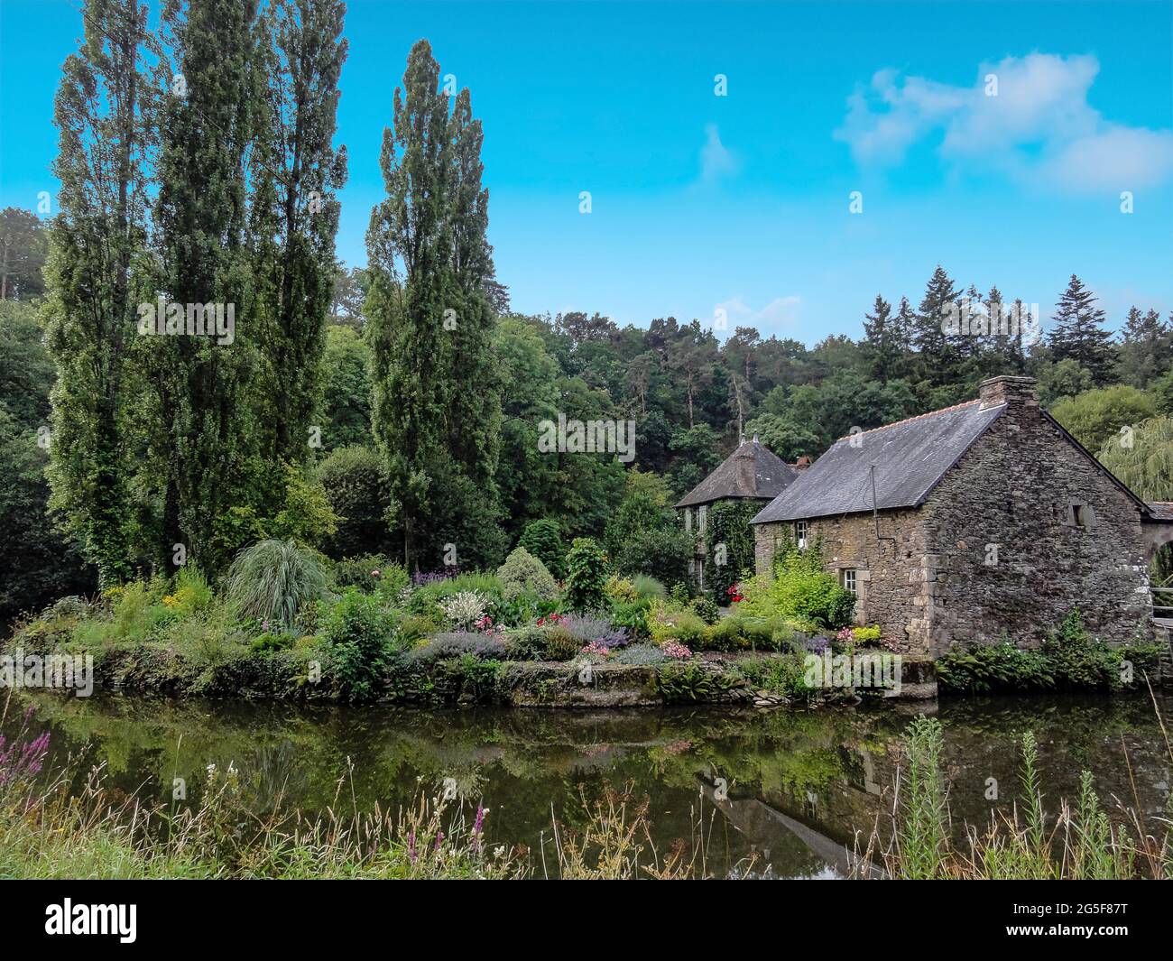 El canal de Nantes a Brest pasa a los pies del Castillo de Joselin ...