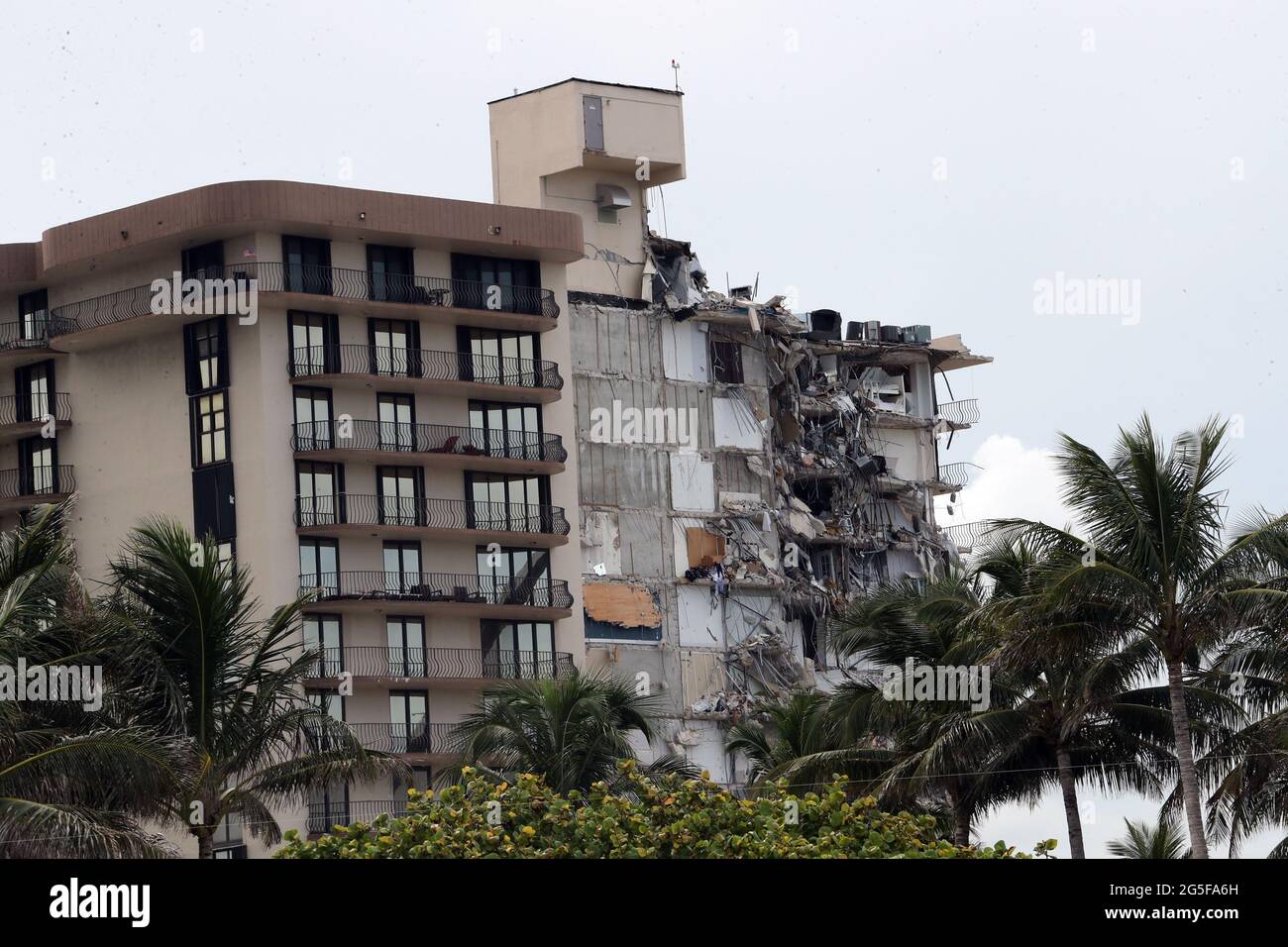 Miami condo building collapse hi-res stock photography and images - Alamy
