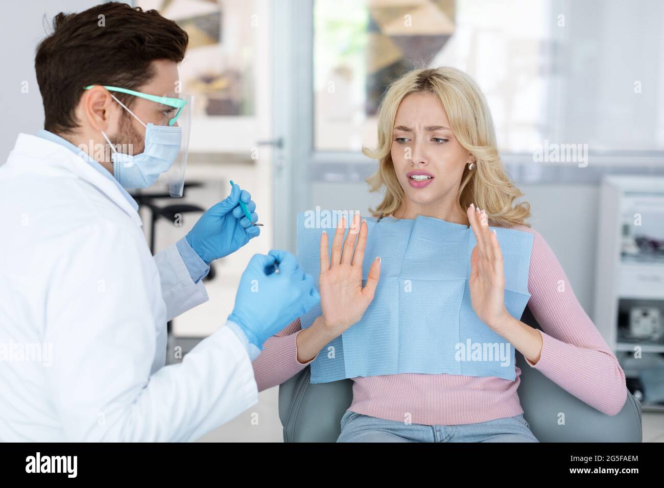 Dentist chair scared hi-res stock photography and images - Alamy