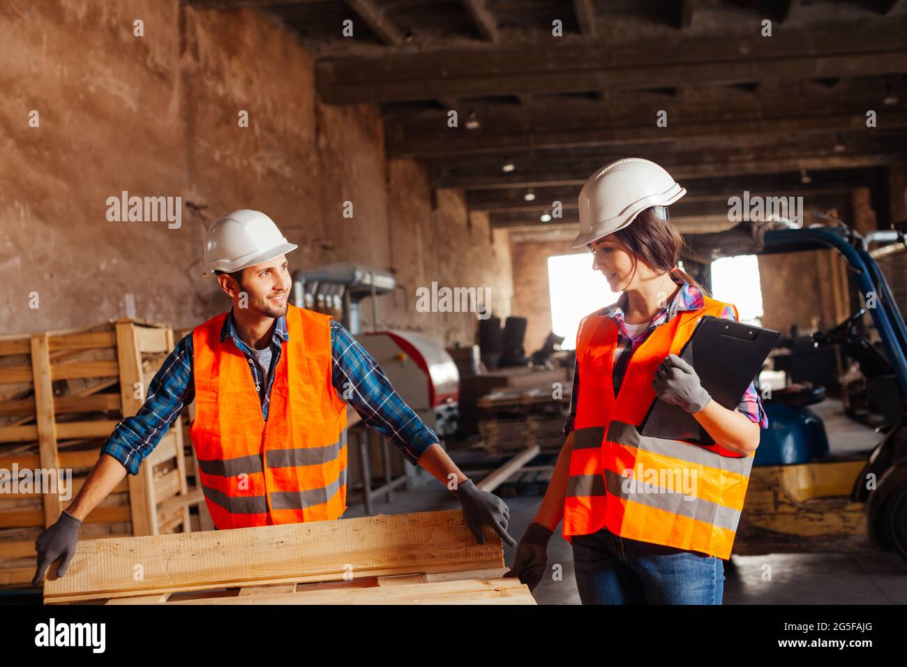 Woman inspector checks work hi-res stock photography and images - Alamy