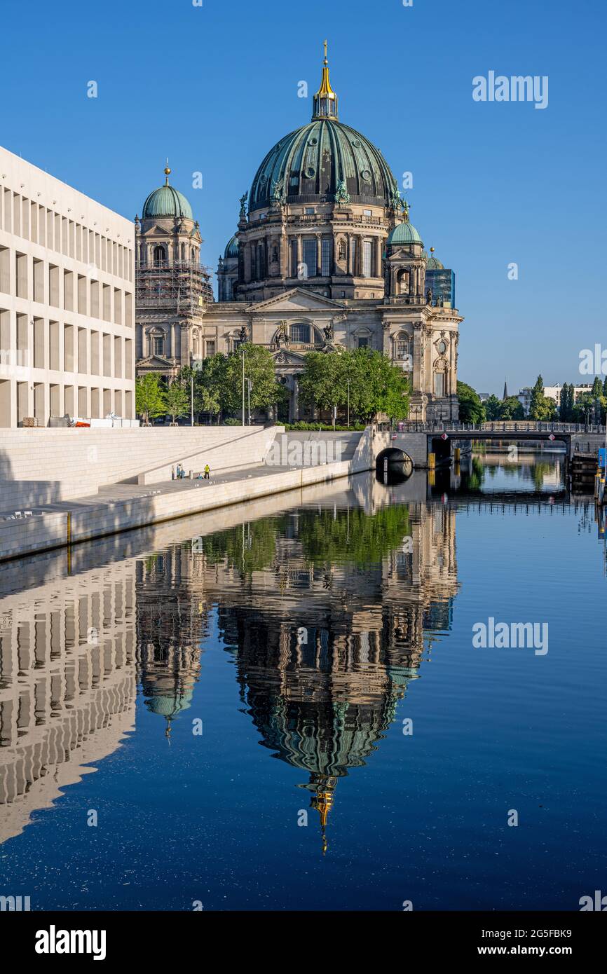 Palace bridge in berlin hi-res stock photography and images - Alamy