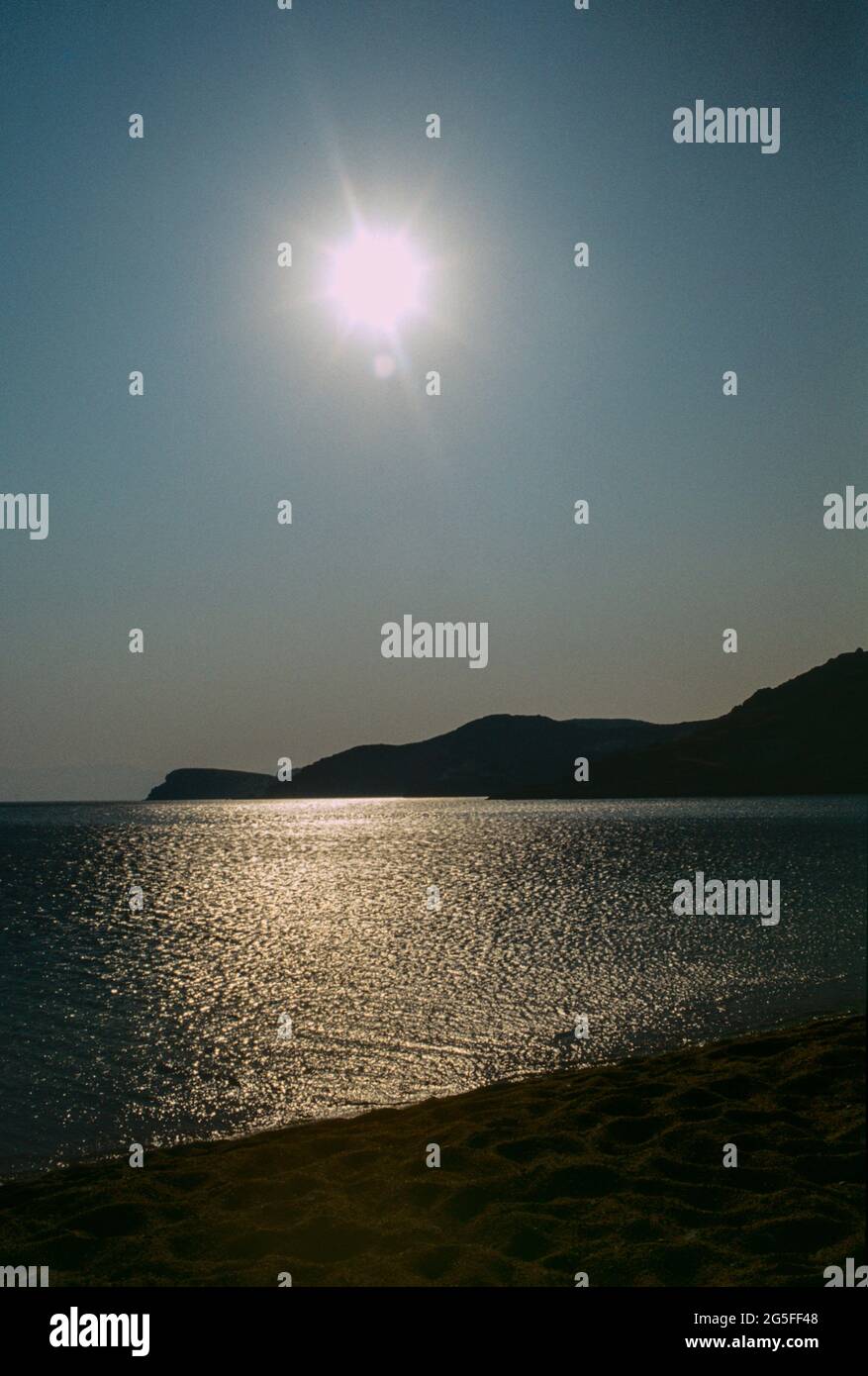 Beach scene 1970s hi-res stock photography and images - Alamy