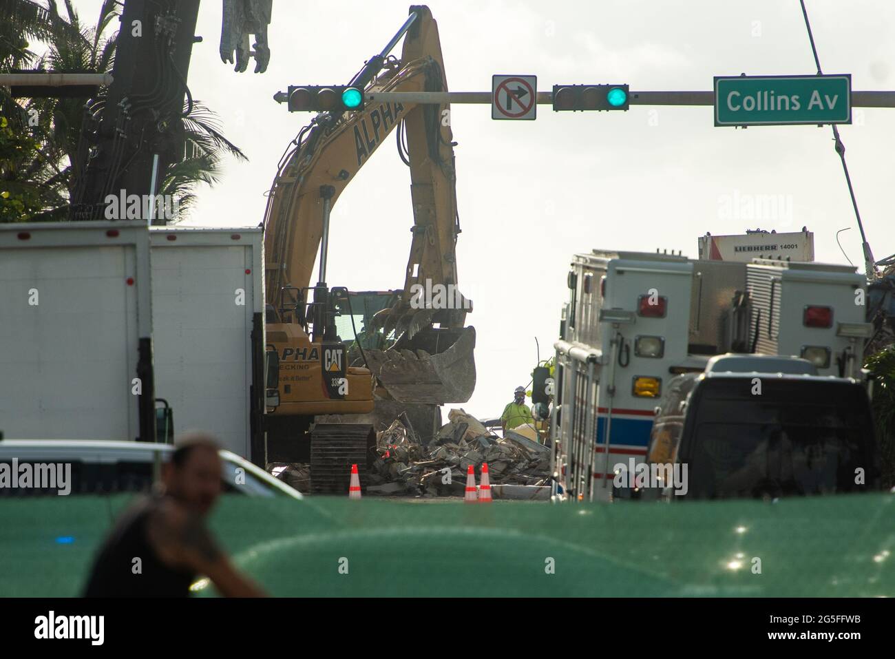 Surfside, Florida, USA. 27th June, 2021. USA: Search and rescue efforts ...