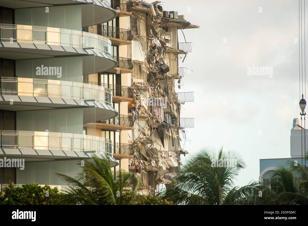 Surfside, Florida, USA. 27th June, 2021. USA: Search and rescue efforts ...